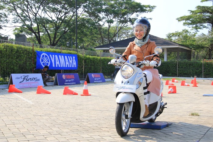 10 Inspirasi Style Wanita Hijab Bikers